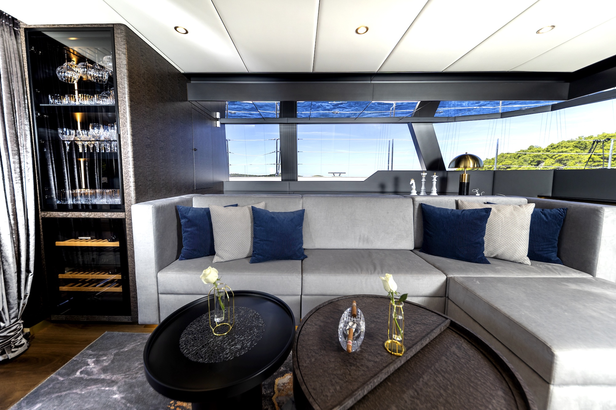 MR SI Yacht Charter Details, Sunreef | CHARTERWORLD Luxury Superyachts